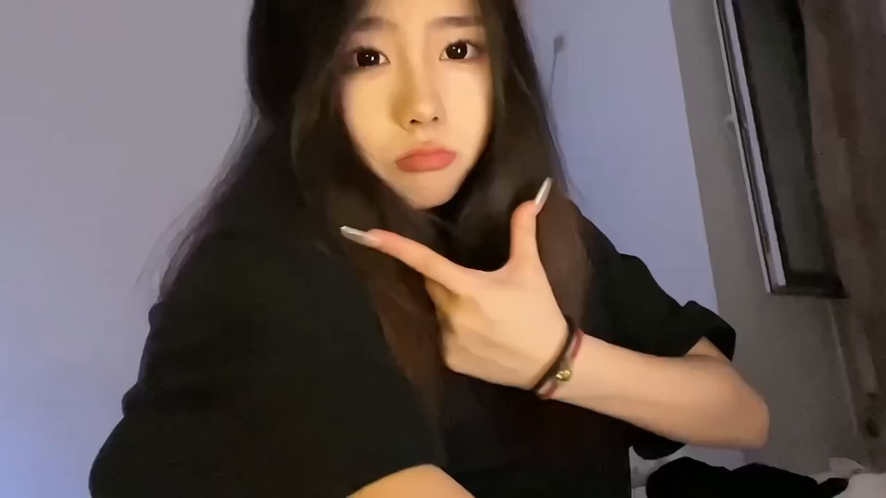 梧桐枝桠疯长爱意贯穿心脏. - 辣妹美女呐的动态 - TapTap